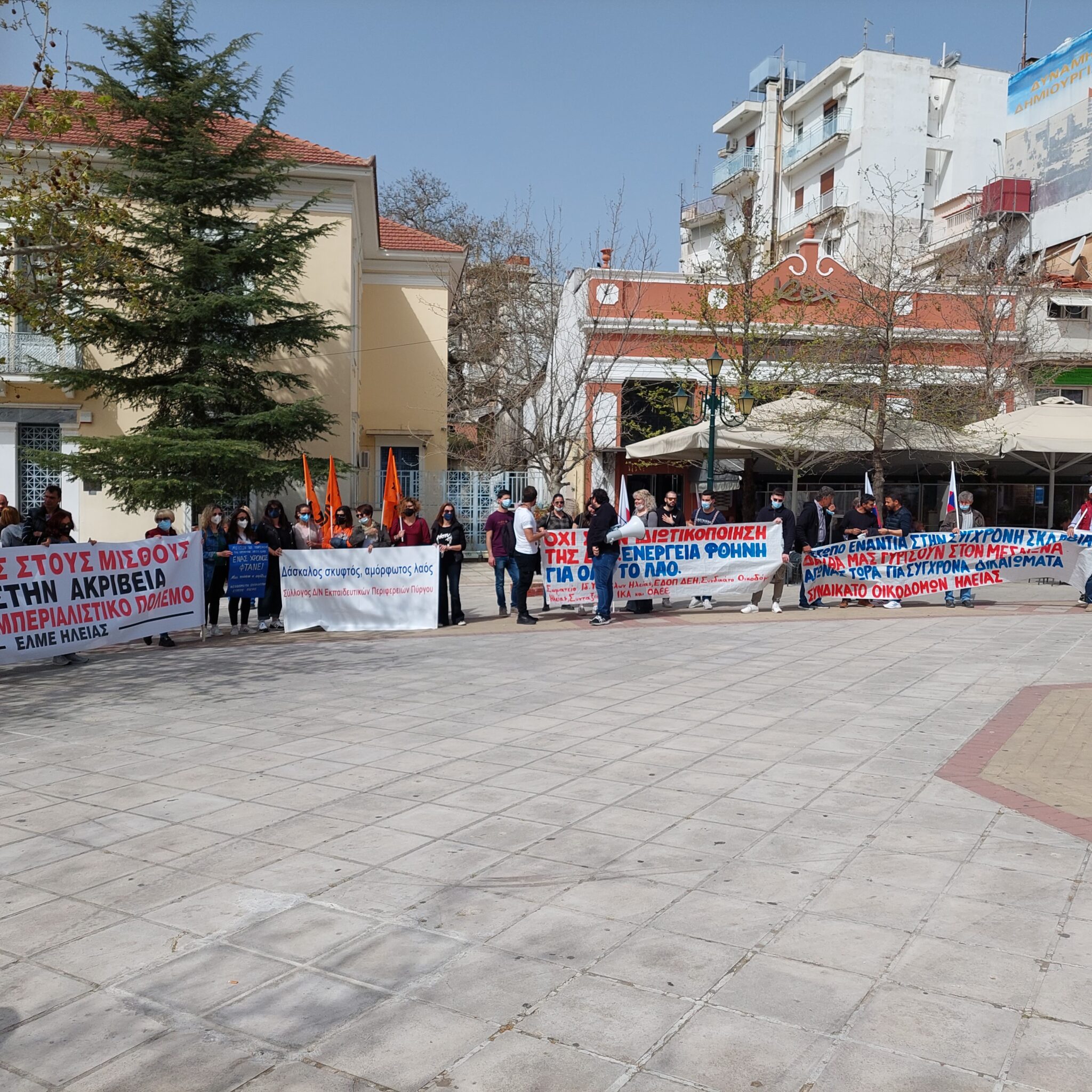 ΑΠΕΡΓΟΙ ΣΥΓΚΕΝΤΡΩΘΗΚΑΝ ΣΤΗΝ ΚΕΝΤΡΙΚΗ ΠΛΑΤΕΙΑ ΠΥΡΓΟΥ ΚΑΙ ΜΕ ΤΑ ΜΑΓΑΖΙΑ ...