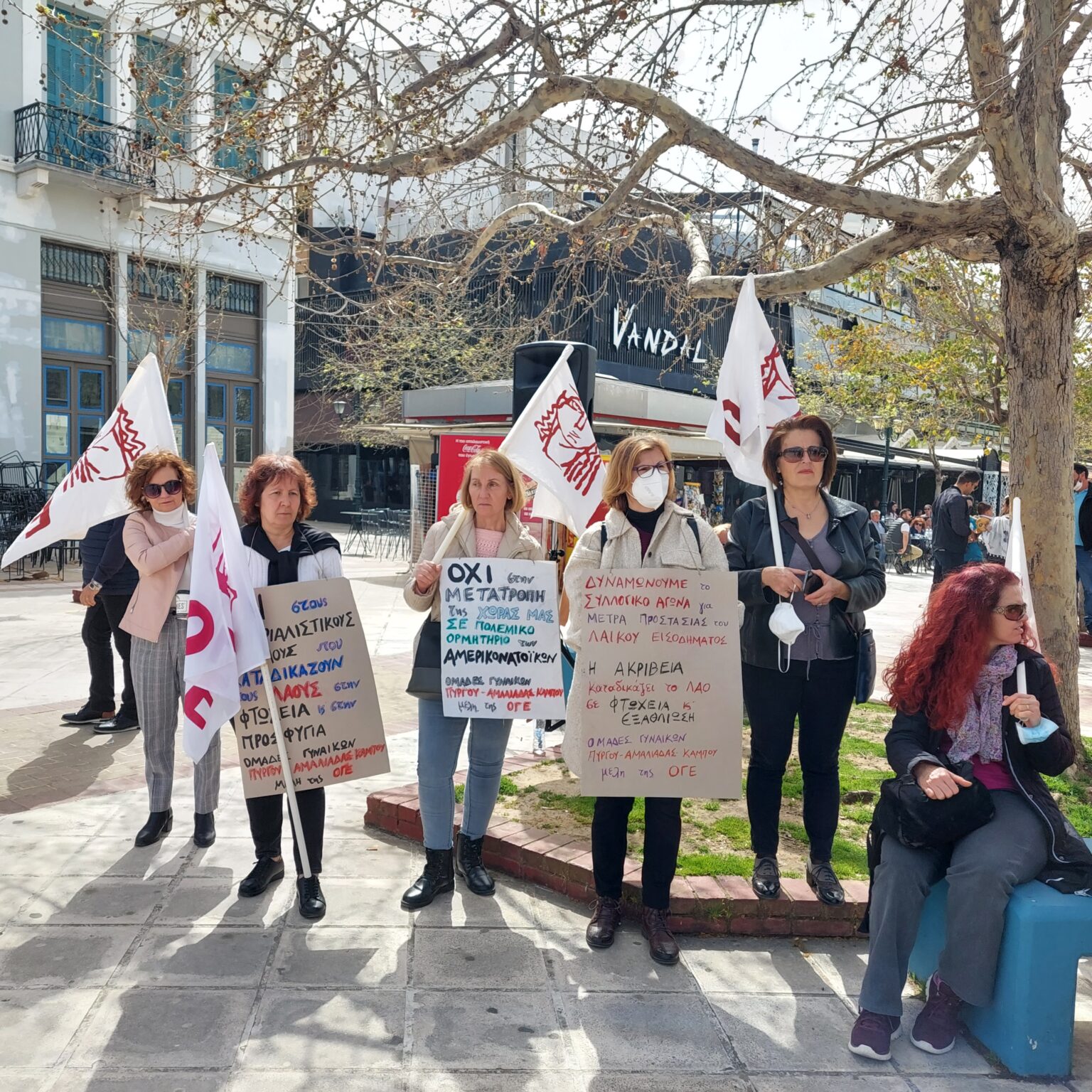 ΑΠΕΡΓΟΙ ΣΥΓΚΕΝΤΡΩΘΗΚΑΝ ΣΤΗΝ ΚΕΝΤΡΙΚΗ ΠΛΑΤΕΙΑ ΠΥΡΓΟΥ ΚΑΙ ΜΕ ΤΑ ΜΑΓΑΖΙΑ ...