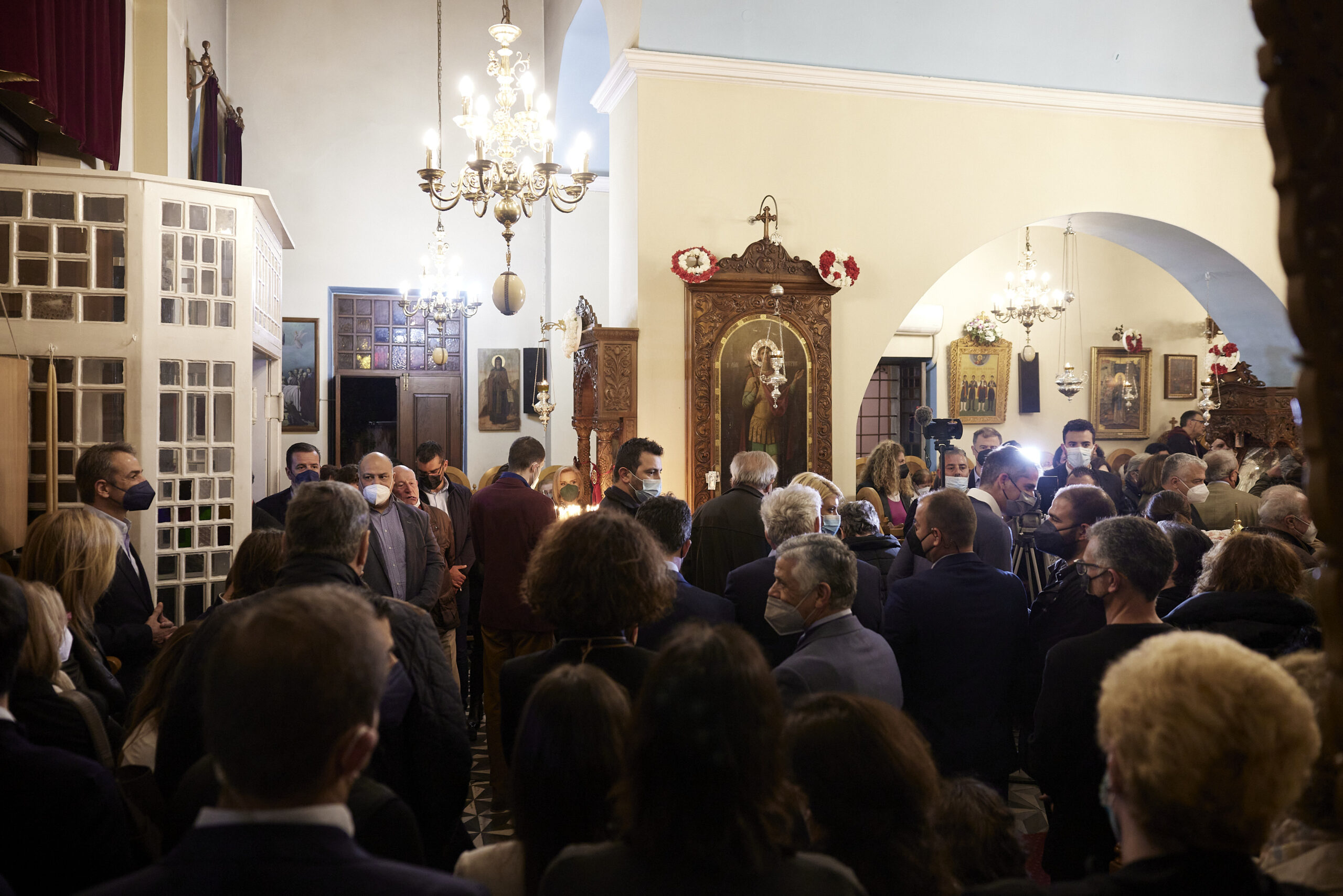 ΣΤΑ ΧΑΝΙΑ ΠΑΡΑΚΟΛΟΥΘΗΣΕ ΤΗΝ ΑΚΟΛΟΥΘΙΑ ΤΟΥ ΕΠΙΤΑΦΙΟΥ ΚΑΙ ΤΗΝΠΕΡΙΦΟΡΑ Ο ...