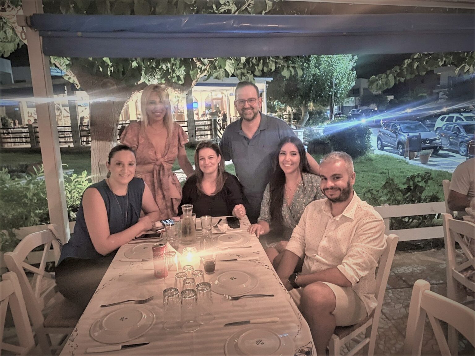 Μια όμορφη βραδιά στις παραθαλάσσιες *Μουριές* του Κακοβάτου - Αυγή ...