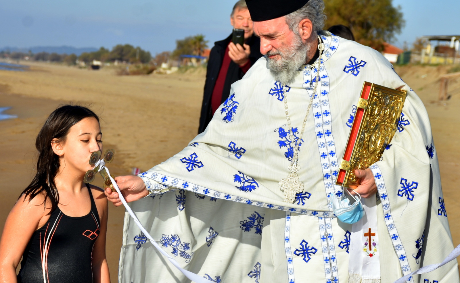 ΜΕ ΛΑΜΠΡΟ ΗΛΙΟ ΚΑΙ ΠΟΛΥ ΚΟΣΜΟ ΕΓΙΝΕ ΦΕΤΟΣ Ο ΑΓΙΑΣΜΟΣ ΤΩΝ ΥΔΑΤΩΝ ΣΤΗ ...