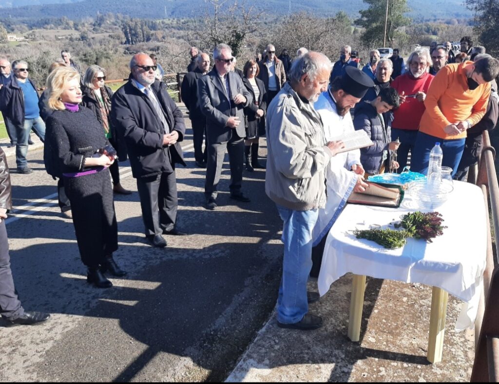 Ο ΑΓΙΑΣΜΟΣ ΤΩΝ ΥΔΑΤΩΝ ΣΤΗ ΓΕΦΥΡΑ ΤΗΣ ΚΟΙΝΟΤΗΤΑΣ ΣΕΚΟΥΛΑ *** Παρέστη η ...