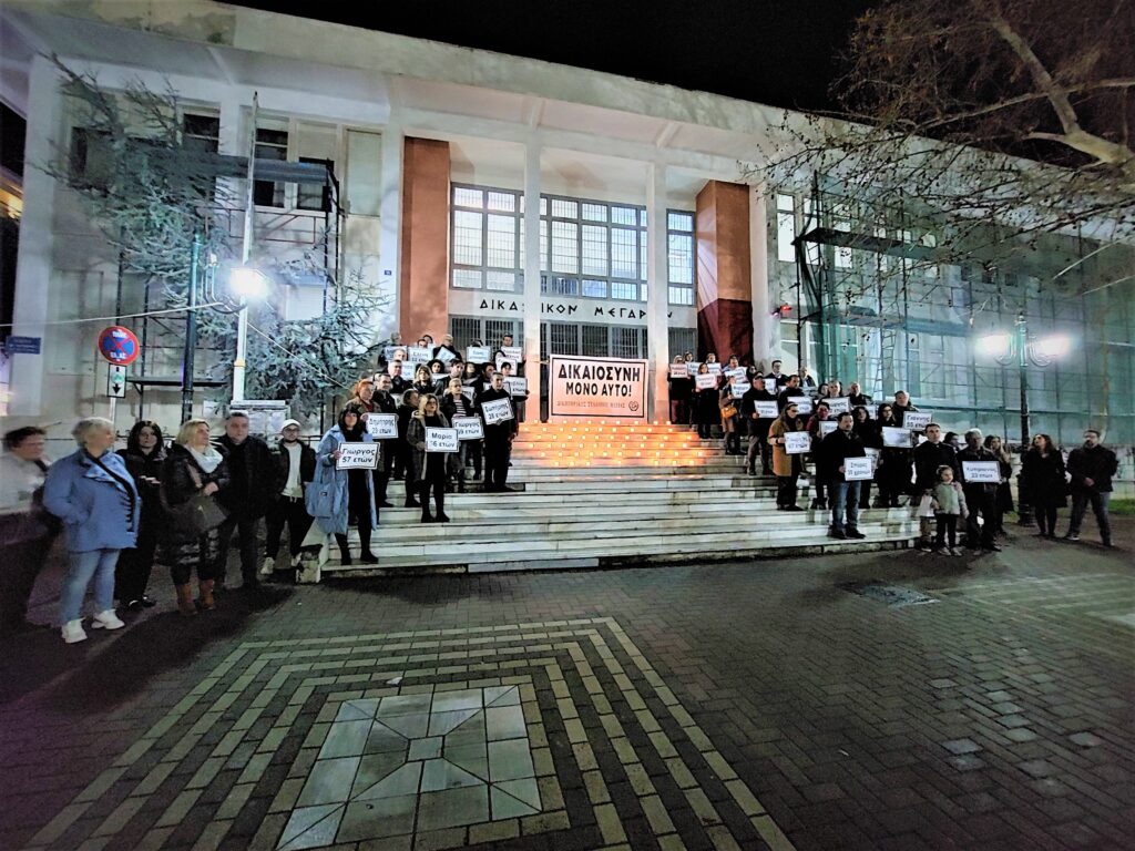 ΜΙΑ ΣΙΩΠΗΛΗ ΚΡΑΥΓΗ ΣΤΑ ΣΚΑΛΟΠΑΤΙΑ ΤΩΝ ΔΙΚΑΣΤΗΡΙΩΝ ΠΥΡΓΟΥ ΚΑΙ ΜΙΑ ΒΑΘΙΑ ...