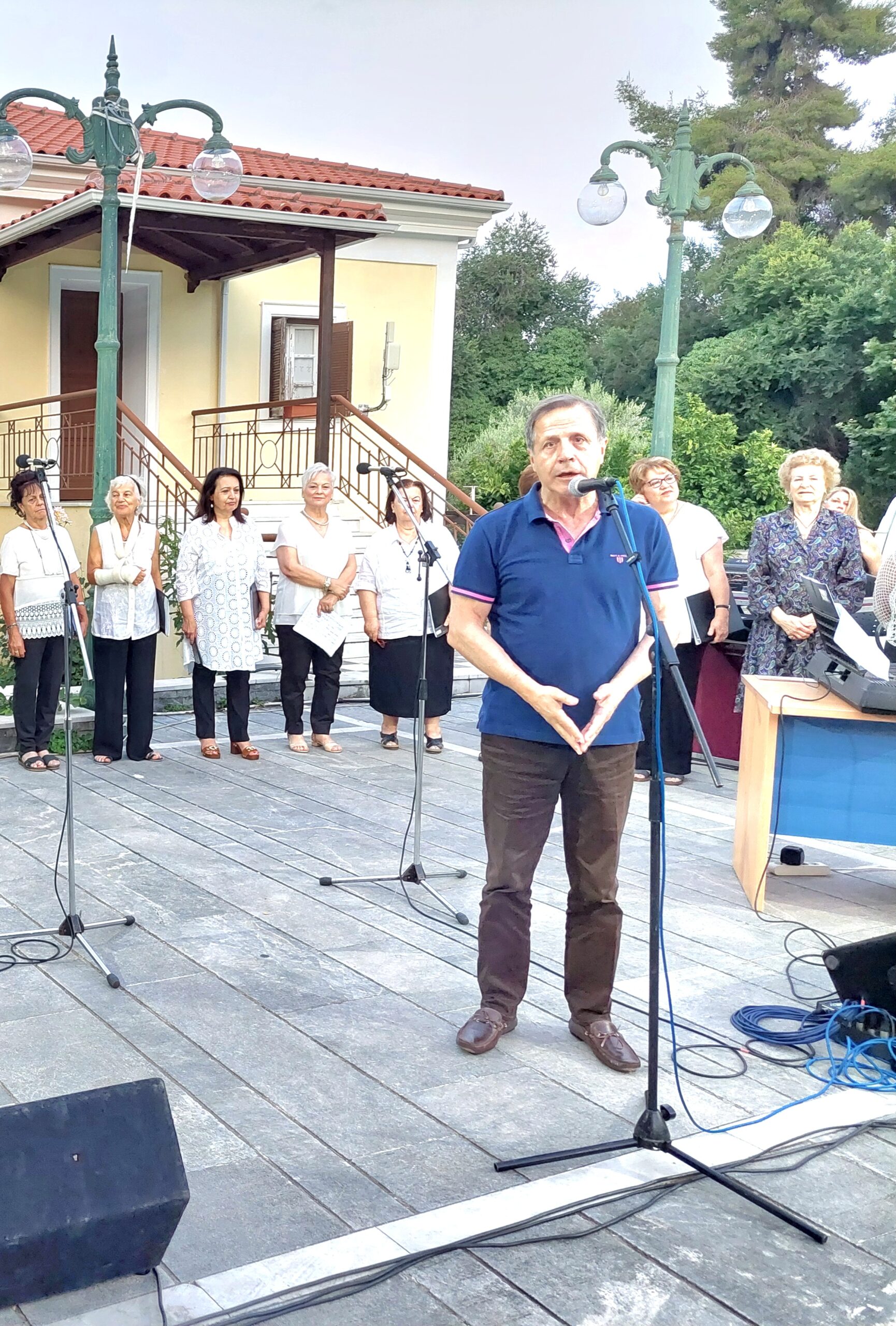 Η ΜΕΛΩΔΙΚΗ ΒΡΑΔΙΑ ΥΠΟ ΤΟ ΦΩΣ ΤΗΣ ΠΑΝΣΕΛΗΝΟΥ ΑΠΟ ΤΗ ΧΟΡΩΔΙΑ ΤΟΥ ΛΥΚΕΙΟΥ ...