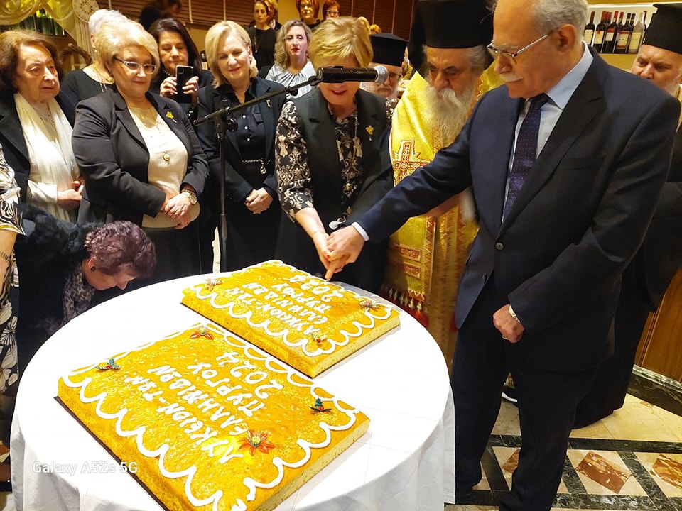 ΚΑΙ ΟΙ ΤΡΕΙΣ ΚΟΒΟΥΝ ΤΗΝ ΠΙΤΑ ΤΟΥ ΛΑΜΠΡΟΥ ΕΙΣ ΤΟΝ ΑΙΩΝΑ ΛΥΚΕΙΟΥ ΤΩΝ ...